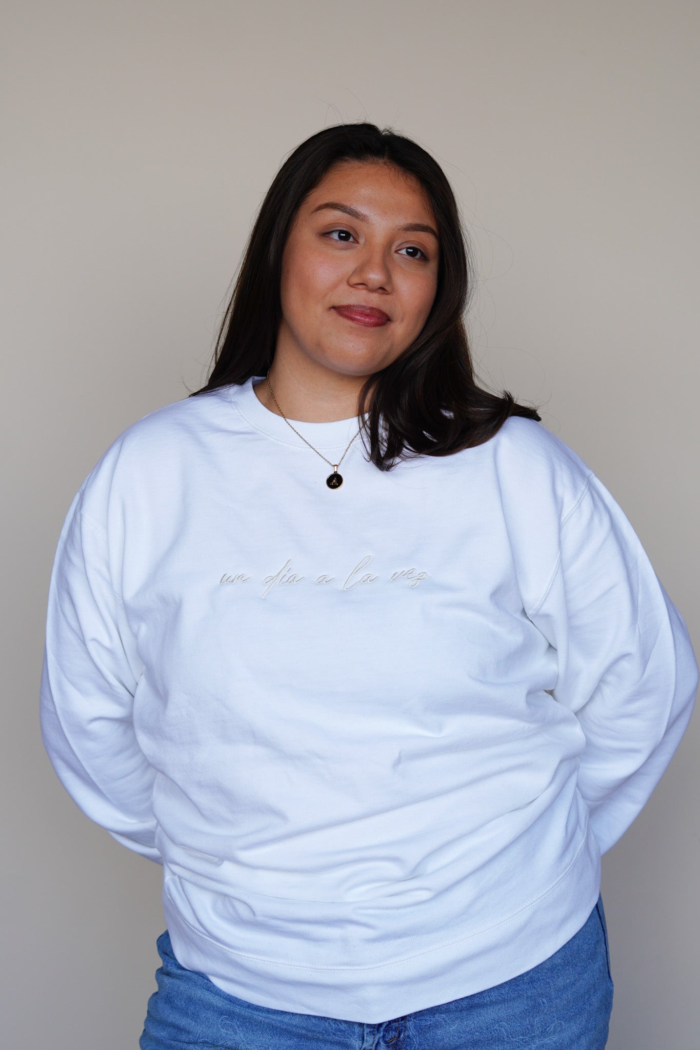 'Un Dia a La Vez' Embroidered White Crewneck – Latina Dreamer Apparel